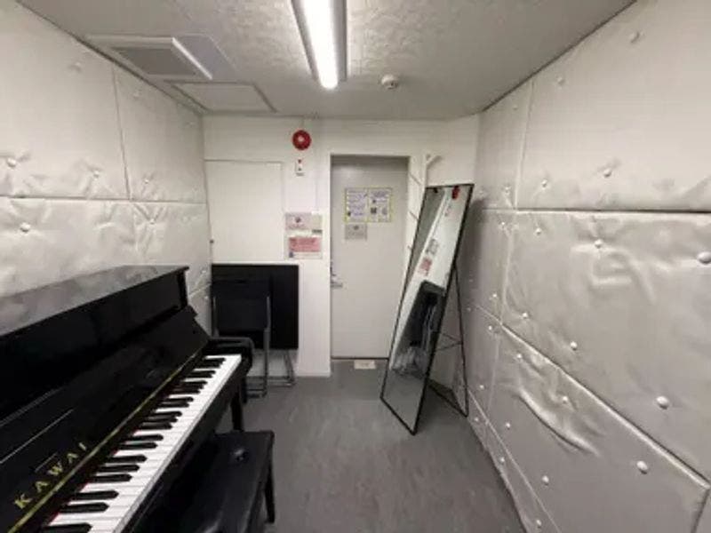【 日本大通り駅徒歩4分】7.49㎡/アップライトピアノ備え付き音楽ルーム　ルービー日本大通り room4の写真4