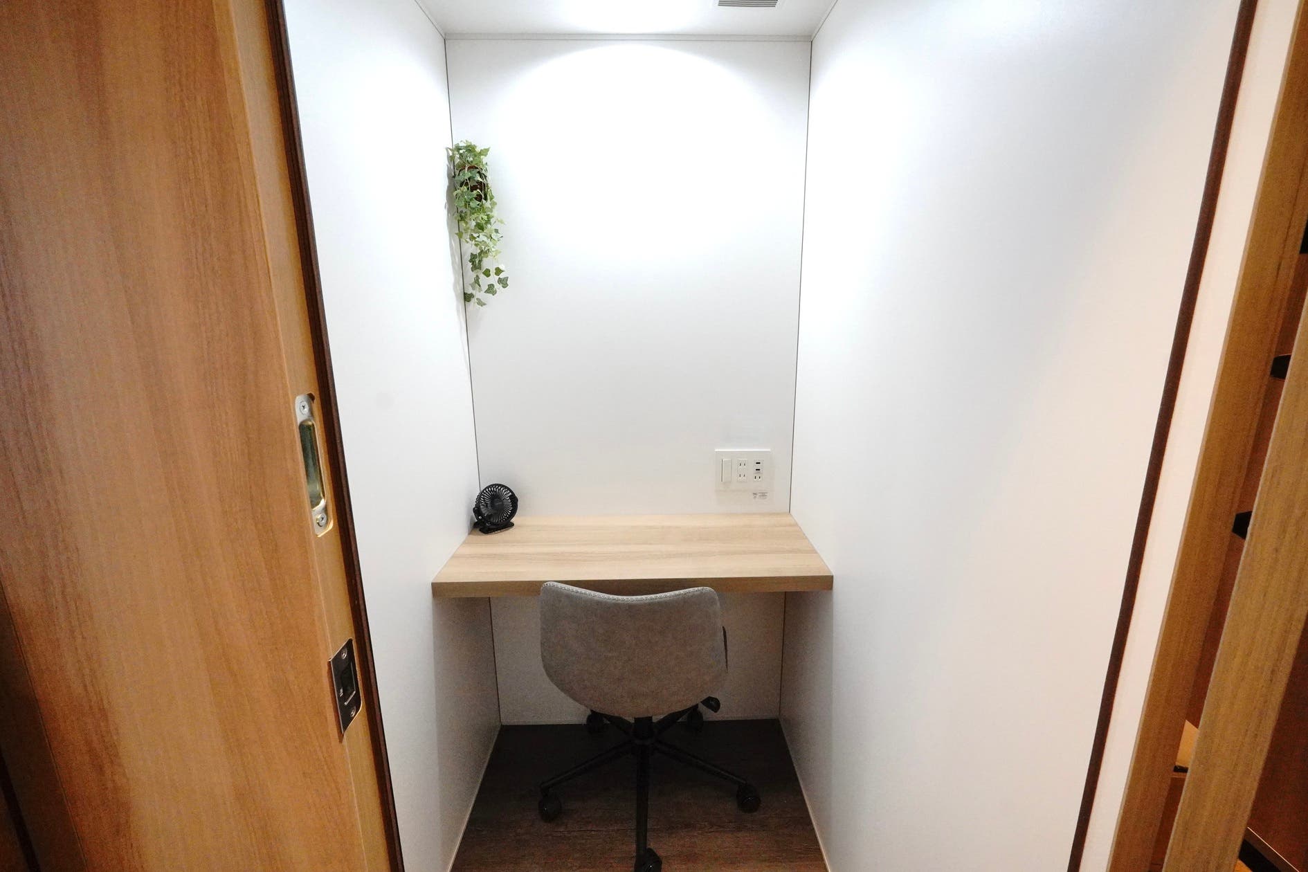 ＜SpemaBOX蔵前駅No.1＞1人用完全個室💼駅徒歩30秒🚃光回線Wi-Fi📶電源🔌テレワーク/Web面談/作業の写真2