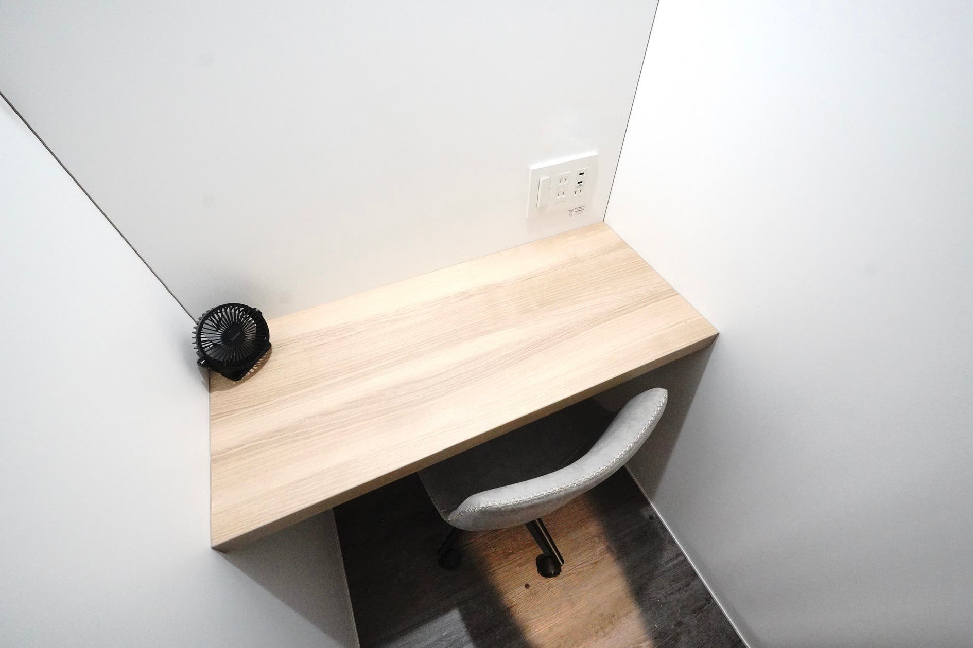 ＜SpemaBOX蔵前駅No.1＞1人用完全個室💼駅徒歩30秒🚃光回線Wi-Fi📶電源🔌テレワーク/Web面談/作業の写真4