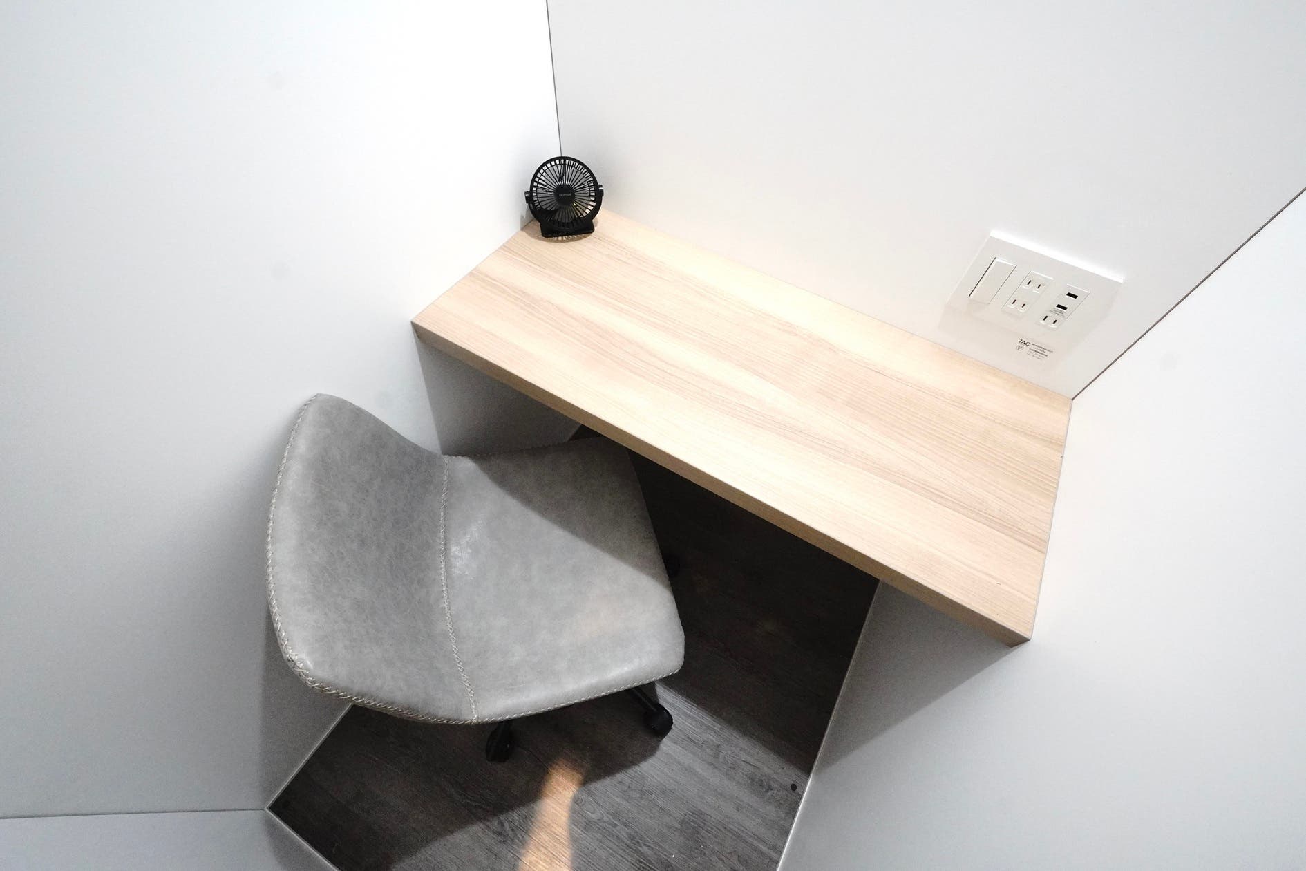 ＜SpemaBOX蔵前駅No.1＞1人用完全個室💼駅徒歩30秒🚃光回線Wi-Fi📶電源🔌テレワーク/Web面談/作業の写真1