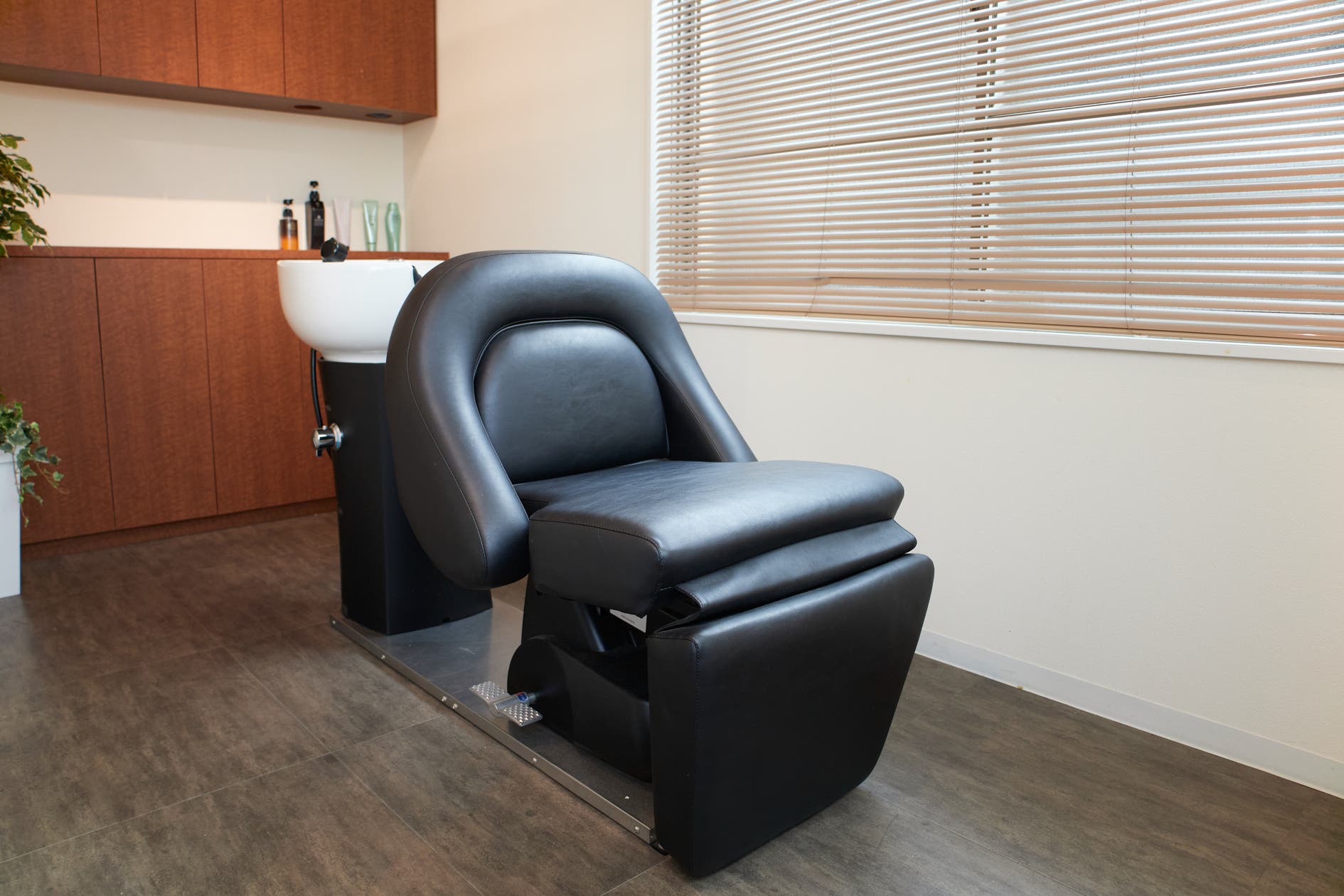 駅近！美容技術セミナー・定期講習に対応。 施術可能な白ホリスタジオ。シャンプー台・メイクブース完備。収録・配信利用も可。の写真1