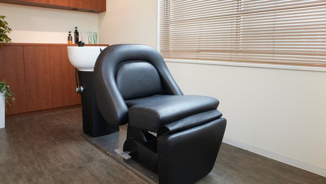 駅近!美容技術セミナー・定期講習に対応。 施術可能な白ホリスタジオ。シャンプー台・メイクブース完備。収録・配信利用も可。の写真1