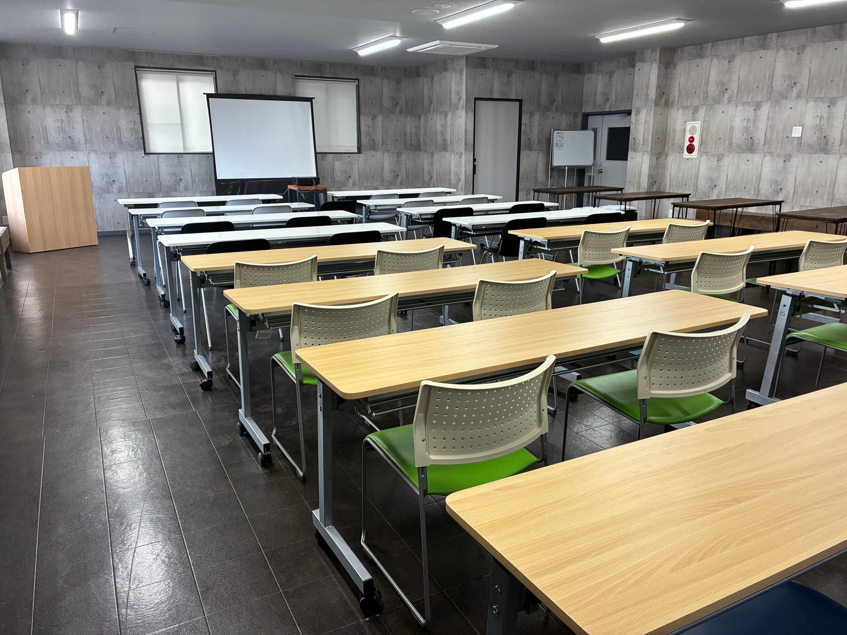 【相模原 by　JUPITER】大会議室(会議室棟１階　90㎡)　52名着席利用できます!!の写真1