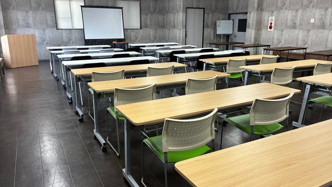 【相模原 by JUPITER】大会議室(会議室棟1階 90㎡) 52名着席利用できます!!の写真1