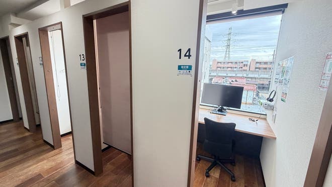 【西船橋駅から徒歩1分】モニター・フリードリンク付き1名半個室(ブース13)の写真1