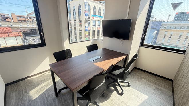 【西船橋駅から徒歩1分】モニター・フリードリンク付き4名会議室(Room A)の写真1