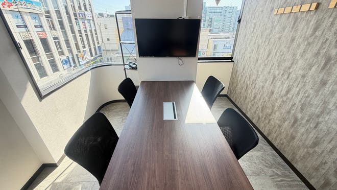 【西船橋駅から徒歩1分】モニター・フリードリンク付き4名会議室(Room A)の写真2