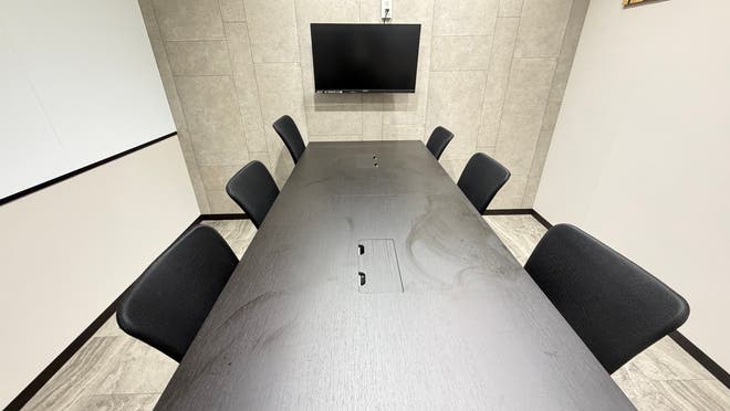 【西船橋駅から徒歩1分】モニター・フリードリンク付き6名会議室(Room B)の写真1