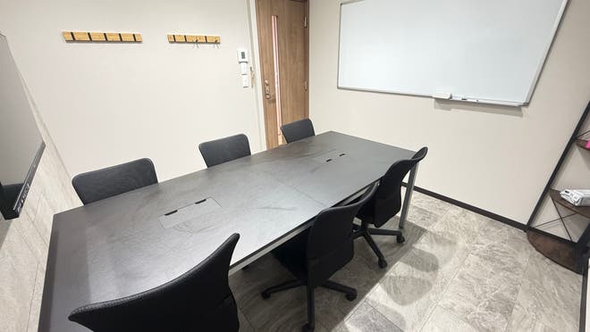 【西船橋駅から徒歩1分】モニター・フリードリンク付き6名会議室(Room B)の写真3