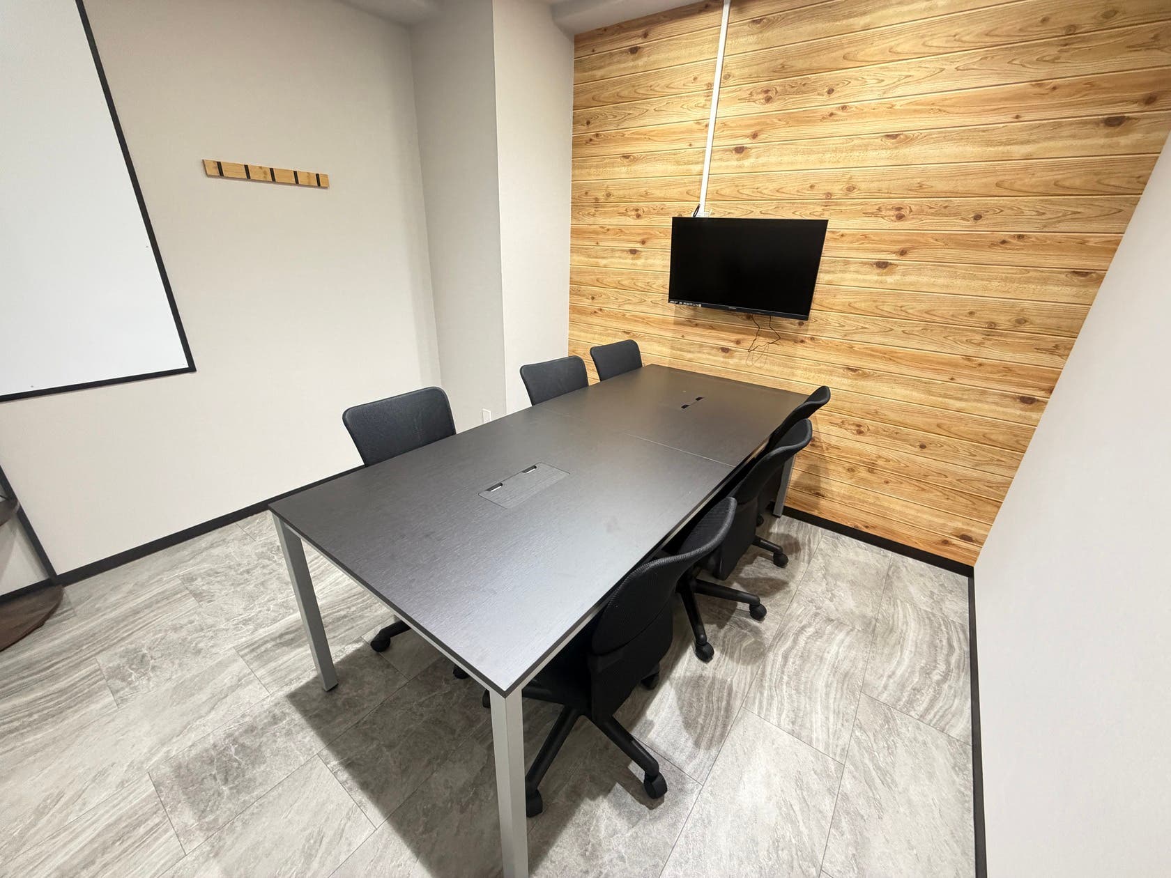 【西船橋駅から徒歩1分】モニター・フリードリンク付き6名会議室（Room C）の写真1