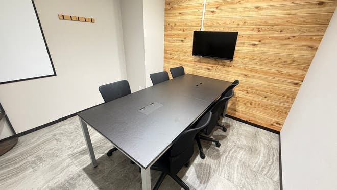 【西船橋駅から徒歩1分】モニター・フリードリンク付き6名会議室(Room C)の写真1