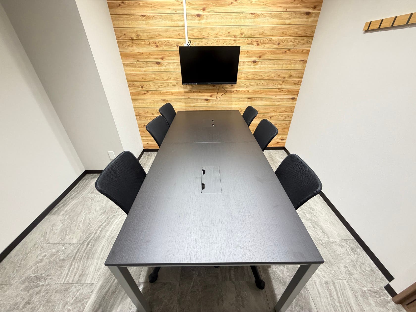 【西船橋駅から徒歩1分】モニター・フリードリンク付き6名会議室（Room C）の写真2