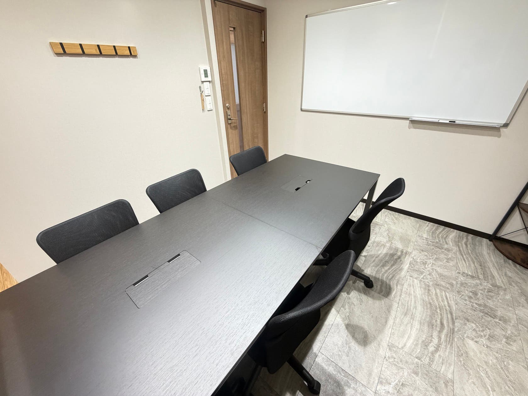 【西船橋駅から徒歩1分】モニター・フリードリンク付き6名会議室（Room C）の写真3