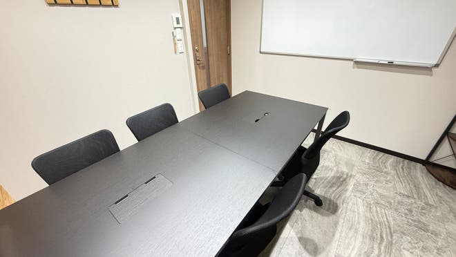 【西船橋駅から徒歩1分】モニター・フリードリンク付き6名会議室(Room C)の写真3