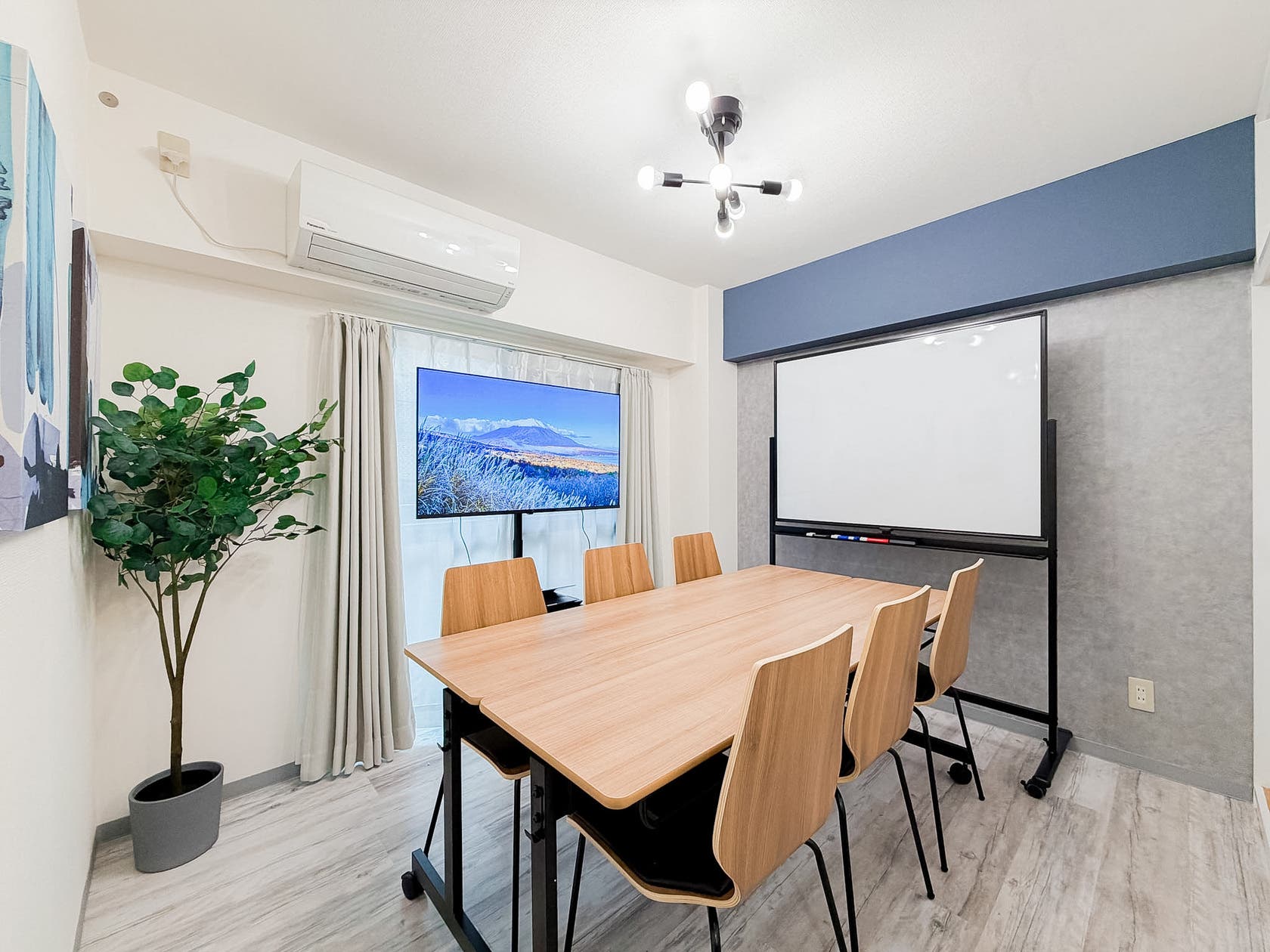 【New！】三鷹駅からすぐ！最大10名/懇親会・会議・女子会・ボドゲ等！周辺にコンビニやスーパーあり！の写真1