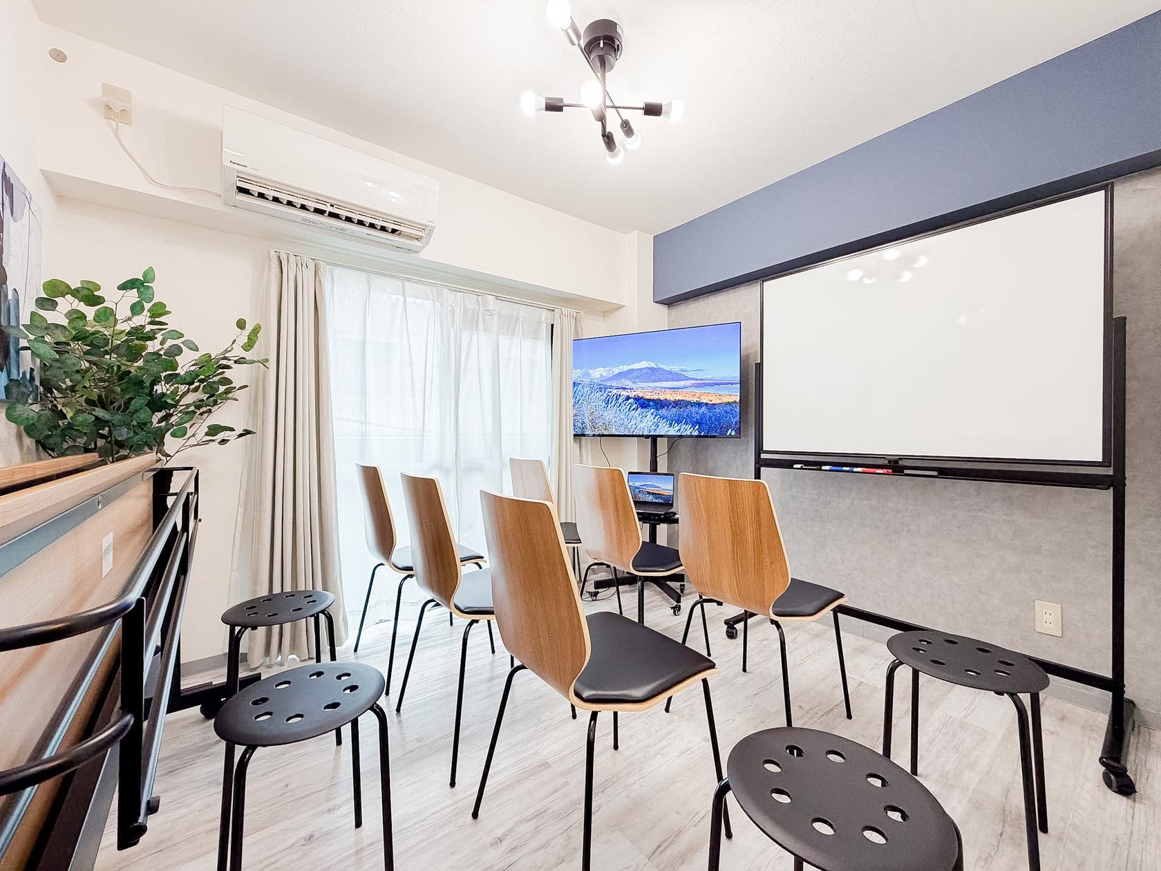 【New！】三鷹駅からすぐ！最大10名/懇親会・会議・女子会・ボドゲ等！周辺にコンビニやスーパーあり！の写真2