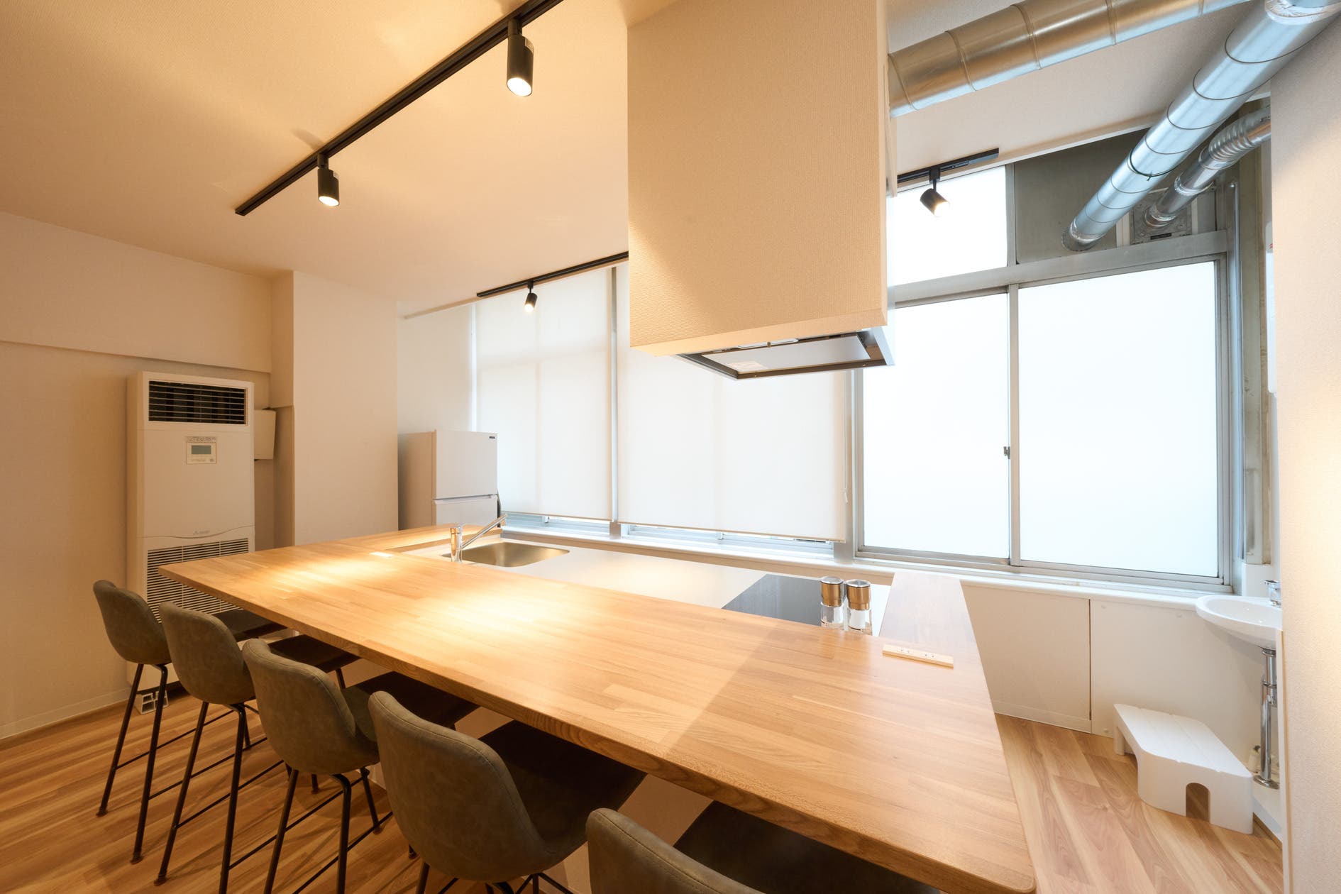 関内駅 3分 | 料理と会話を楽しむアイランドキッチン付きスペースの写真2