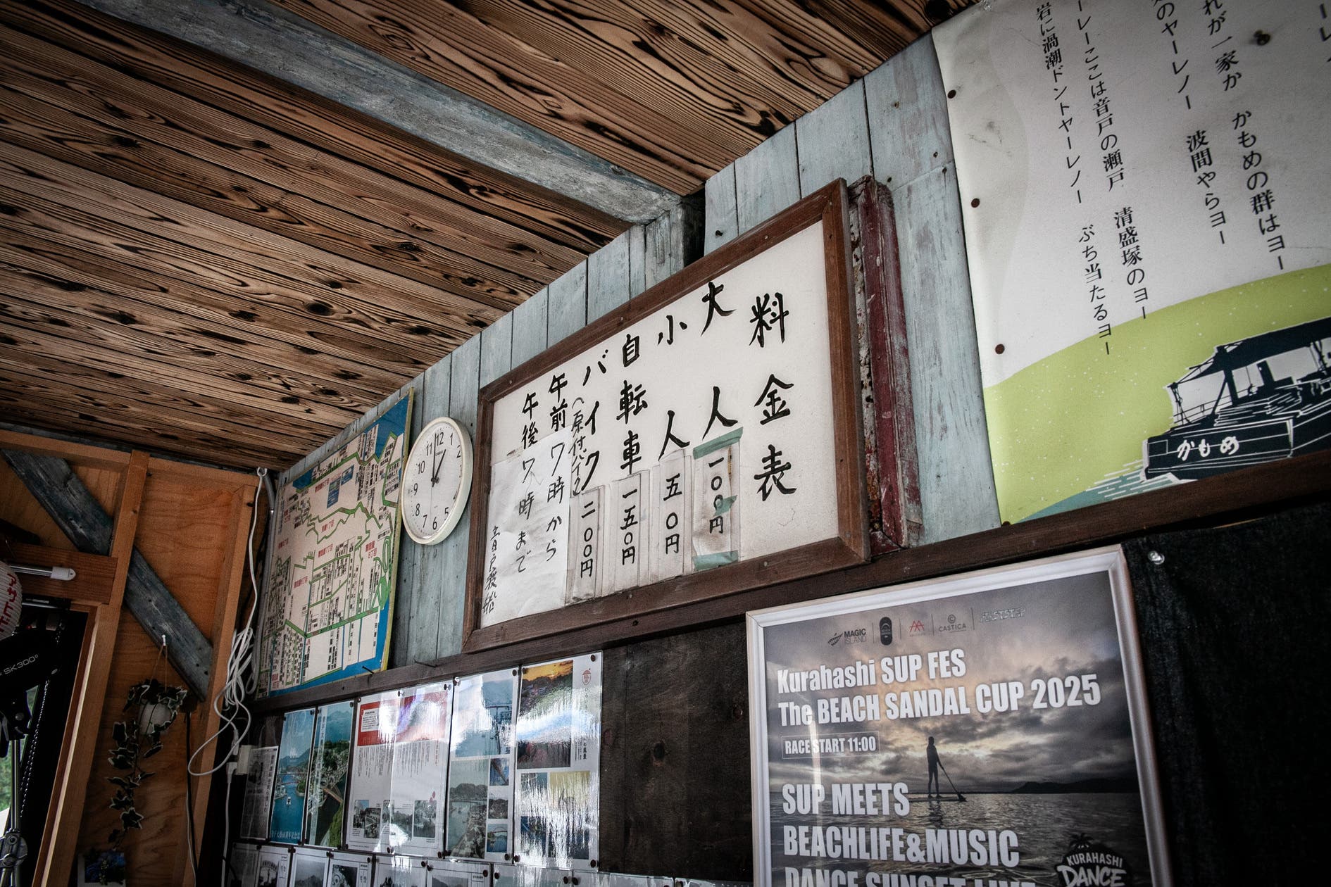 歴史ある音戸渡船の建物を利用し２つの赤い音戸大橋に挟まれた世界一狭い航路を望む広いウッドデッキスペースを持つレンタルスペース。の写真3