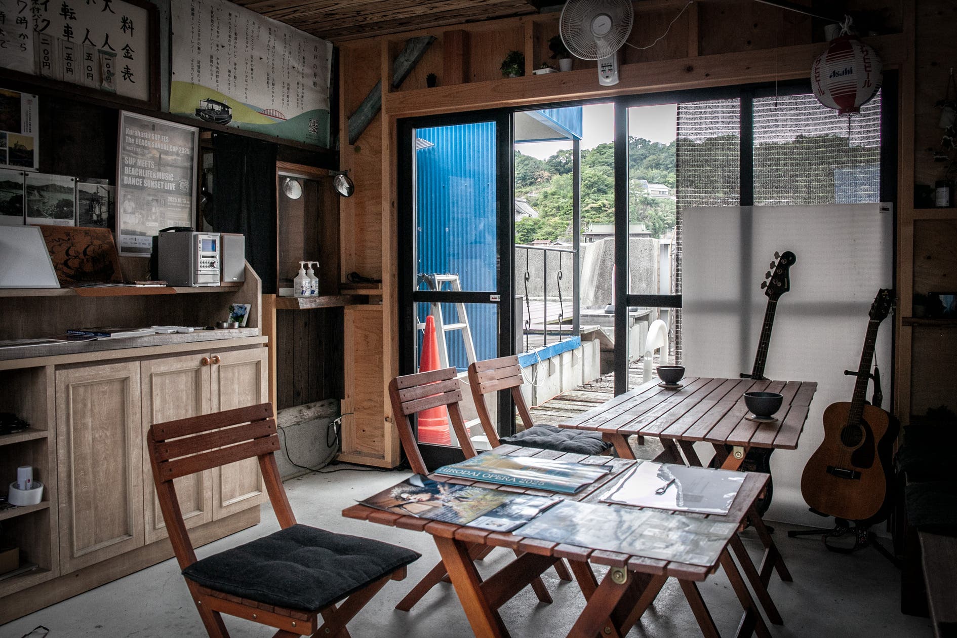 歴史ある音戸渡船の建物を利用し２つの赤い音戸大橋に挟まれた世界一狭い航路を望む広いウッドデッキスペースを持つレンタルスペース。の写真1