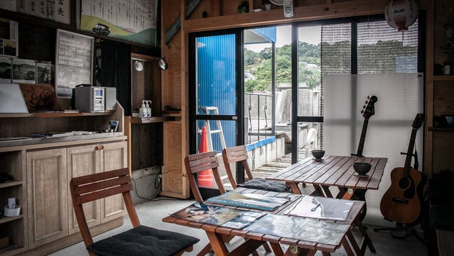 歴史ある音戸渡船の建物を利用し2つの赤い音戸大橋に挟まれた世界一狭い航路を望む広いウッドデッキスペースを持つレンタルスペース。の写真1