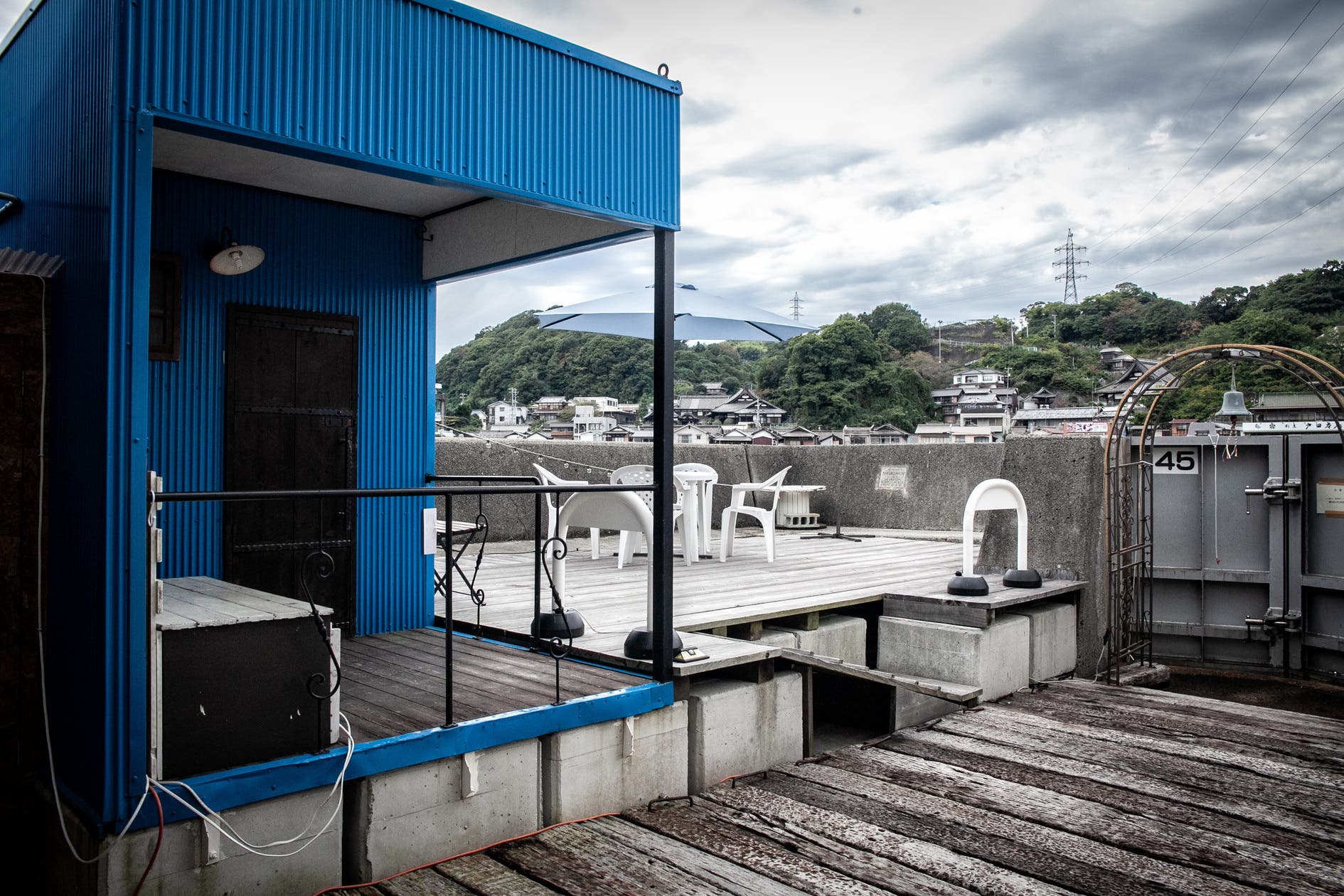 歴史ある音戸渡船の建物を利用し２つの赤い音戸大橋に挟まれた世界一狭い航路を望む広いウッドデッキスペースを持つレンタルスペース。の写真4