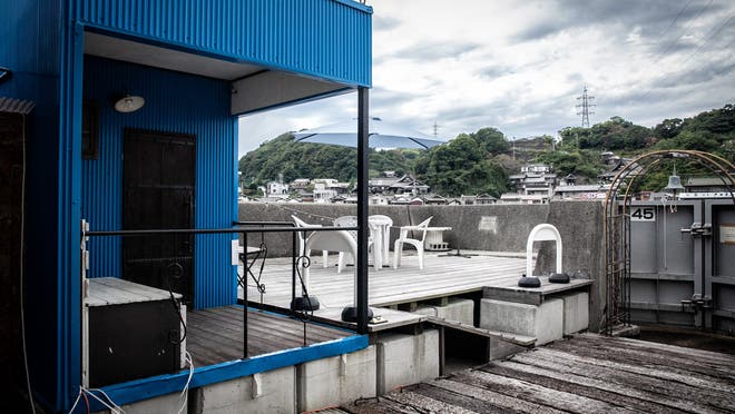 歴史ある音戸渡船の建物を利用し2つの赤い音戸大橋に挟まれた世界一狭い航路を望む広いウッドデッキスペースを持つレンタルスペース。の写真4