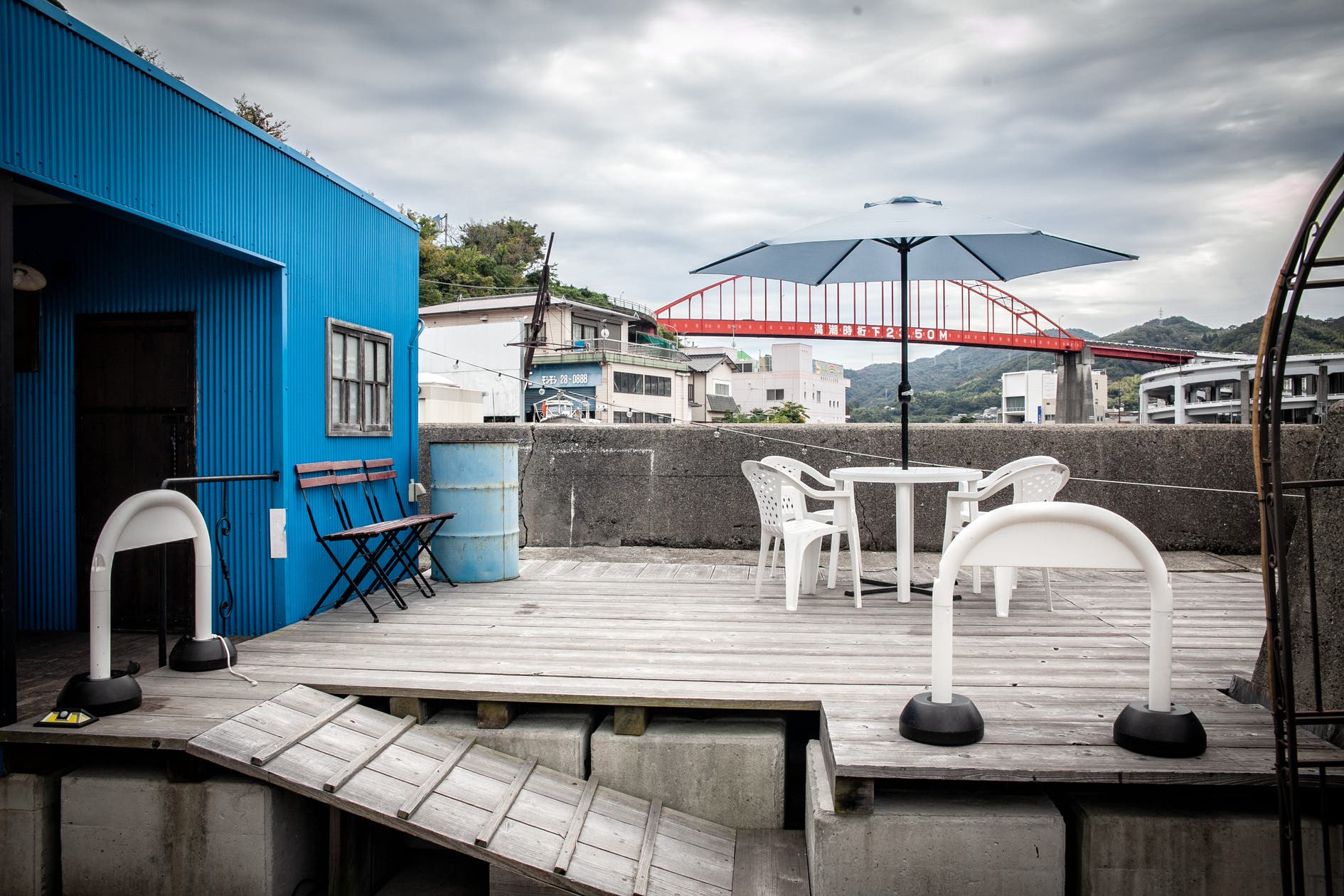 歴史ある音戸渡船の建物を利用し２つの赤い音戸大橋に挟まれた世界一狭い航路を望む広いウッドデッキスペースを持つレンタルスペース。の写真5