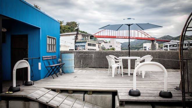 歴史ある音戸渡船の建物を利用し2つの赤い音戸大橋に挟まれた世界一狭い航路を望む広いウッドデッキスペースを持つレンタルスペース。の写真5