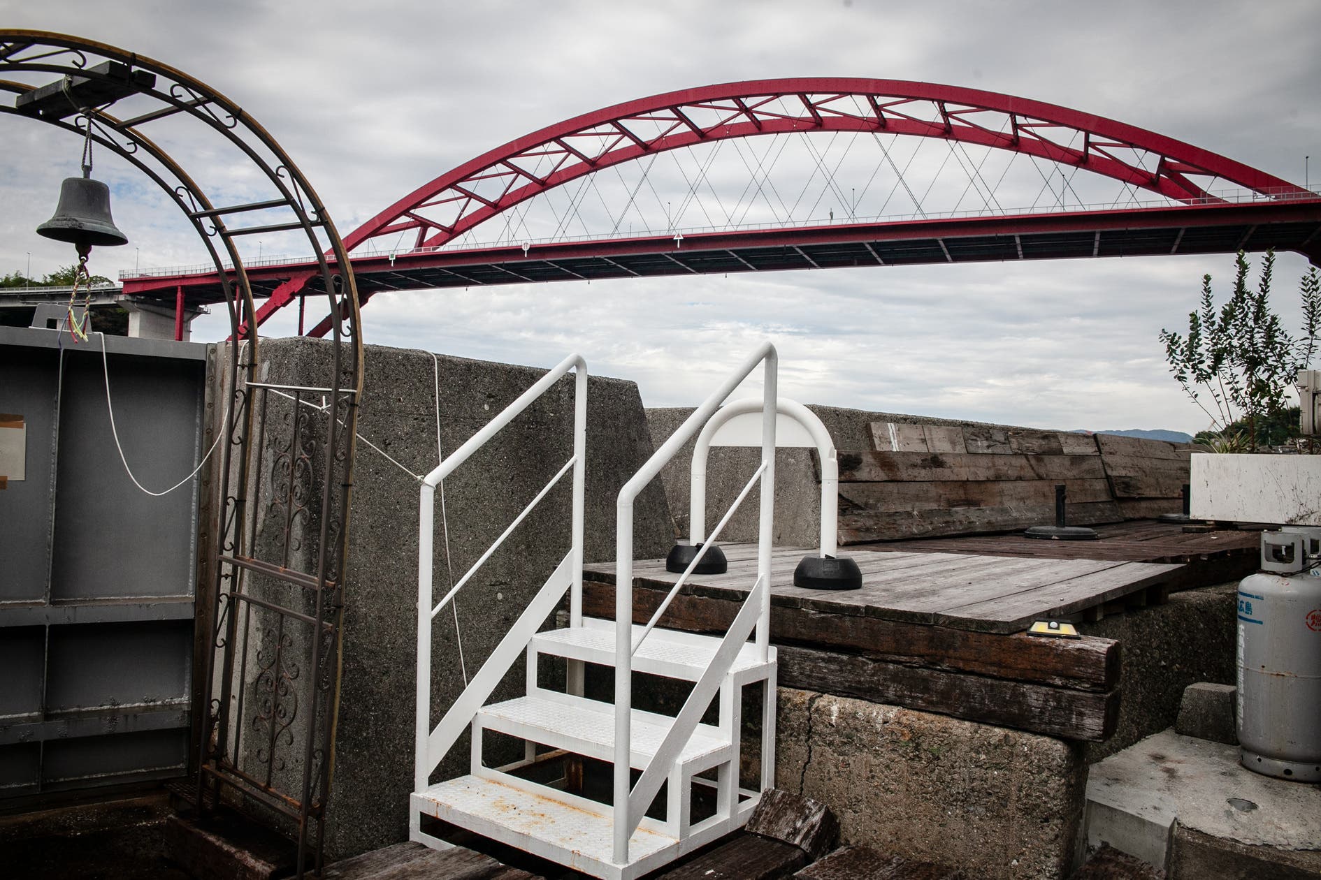 歴史ある音戸渡船の建物を利用し２つの赤い音戸大橋に挟まれた世界一狭い航路を望む広いウッドデッキスペースを持つレンタルスペース。の写真6