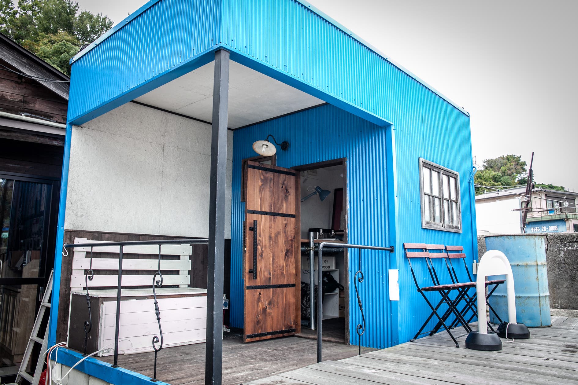 歴史ある音戸渡船の建物を利用し２つの赤い音戸大橋に挟まれた世界一狭い航路を望む広いウッドデッキスペースを持つレンタルスペース。の写真7