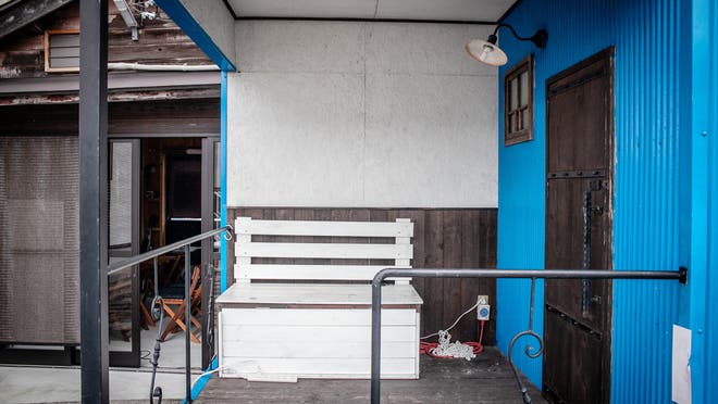 歴史ある音戸渡船の建物を利用し2つの赤い音戸大橋に挟まれた世界一狭い航路を望む広いウッドデッキスペースを持つレンタルスペース。の写真8