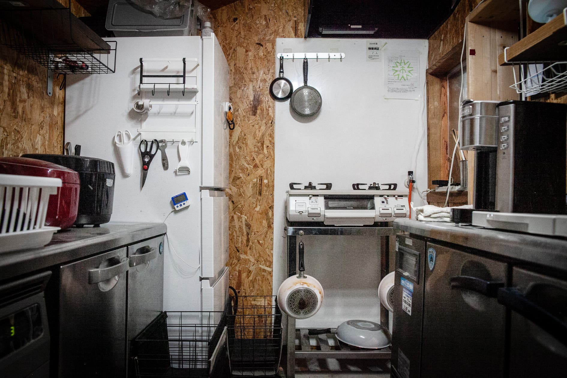 歴史ある音戸渡船の建物を利用し２つの赤い音戸大橋に挟まれた世界一狭い航路を望む広いウッドデッキスペースを持つレンタルスペース。の写真9