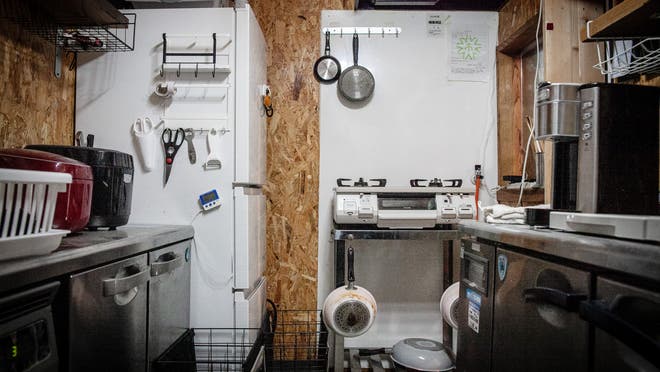 歴史ある音戸渡船の建物を利用し2つの赤い音戸大橋に挟まれた世界一狭い航路を望む広いウッドデッキスペースを持つレンタルスペース。の写真9