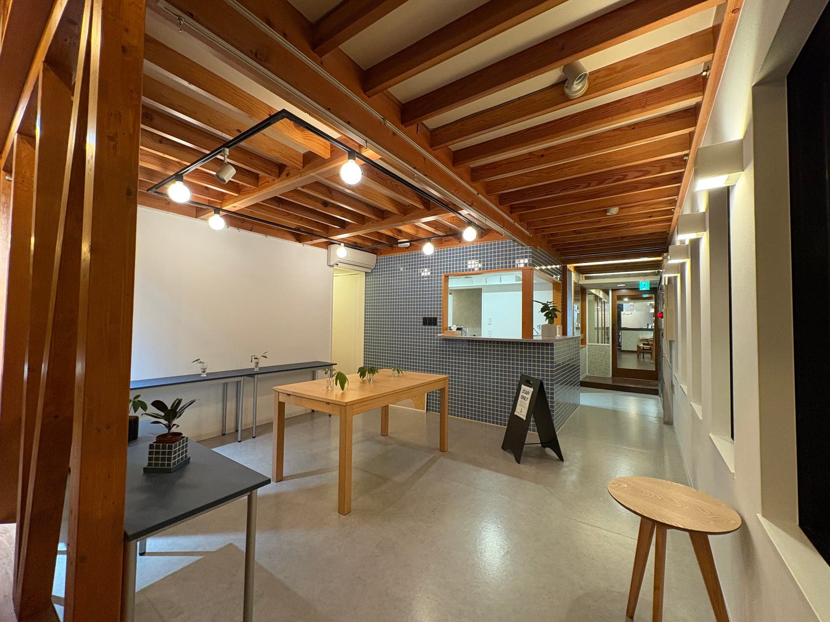 神田駅徒歩3分！カウンターと吹き抜けがいい感じの、店舗型多用途スペース／展示・ワークショップ・交流会にもおすすめの写真5