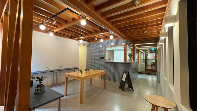 神田駅徒歩3分!カウンターと吹き抜けがいい感じの、店舗型多用途スペース/展示・ワークショップ・交流会にもおすすめの写真5