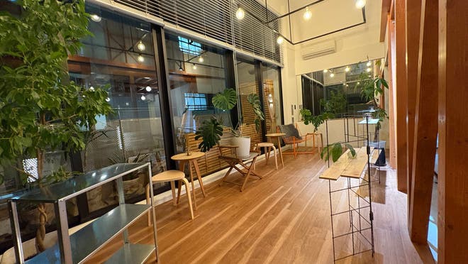 神田駅徒歩3分!カウンターと吹き抜けがいい感じの、店舗型多用途スペース/展示・ワークショップ・交流会にもおすすめの写真6