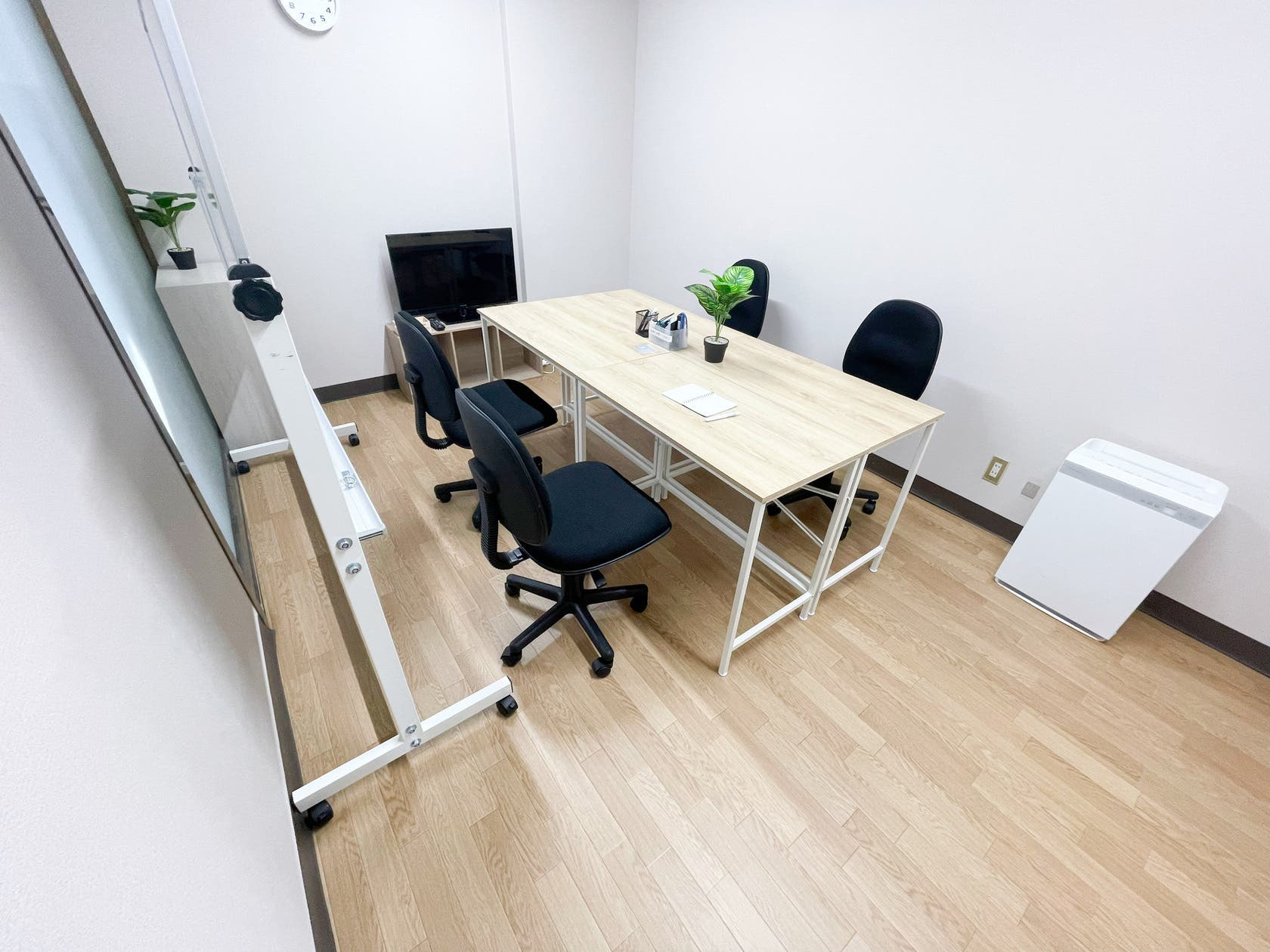 【2026年３月 NEW OPEN】福山駅前 North Space｜北口徒歩3分｜15畳4〜6名個室｜会議・勉強｜WiFi完備の写真1