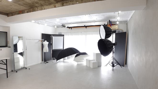 【目黒駅2分】真南の自然光|白壁+5m以上のコンクリ調壁|撮影機材+背景紙無料|スチール撮影・商品撮影・控室・展示会|の写真1