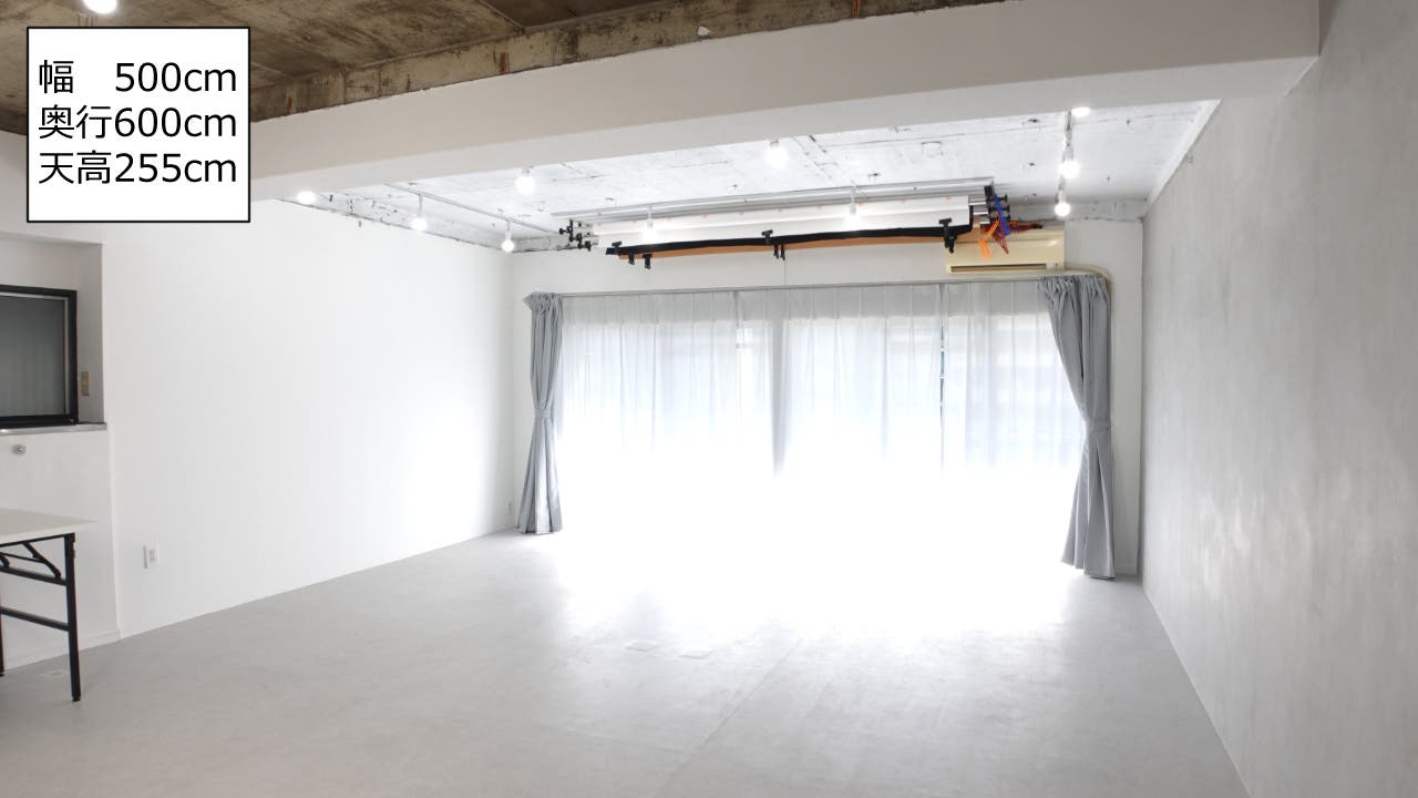 【目黒駅２分】真南の自然光｜白壁＋５ｍ以上のコンクリ調壁｜撮影機材＋背景紙無料｜スチール撮影・商品撮影・控室・展示会｜の写真2