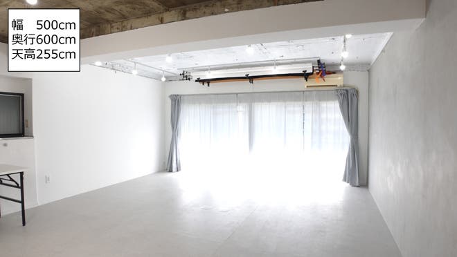 【目黒駅2分】真南の自然光|白壁+5m以上のコンクリ調壁|撮影機材+背景紙無料|スチール撮影・商品撮影・控室・展示会|の写真2