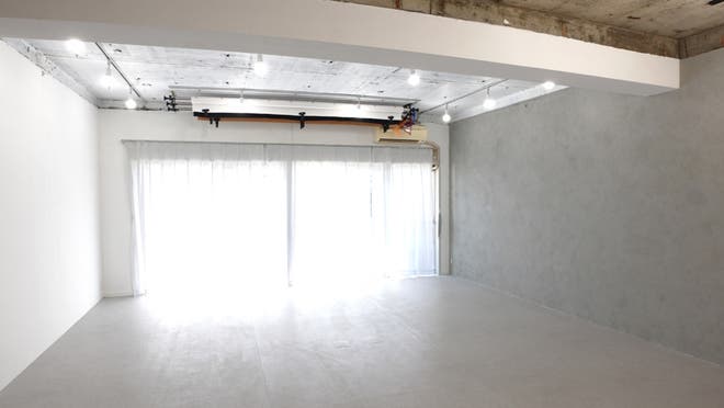 【目黒駅2分】真南の自然光|白壁+5m以上のコンクリ調壁|撮影機材+背景紙無料|スチール撮影・商品撮影・控室・展示会|の写真3