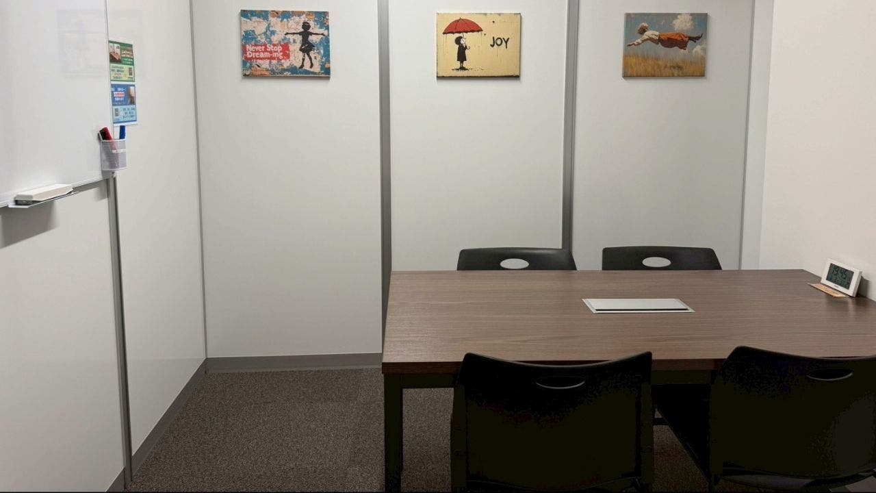 3/5OPEN🚃恵比寿駅/徒歩５分✅直前でも予約可能✅少人数での打ち合わせ✅一人での作業に最適✅ビジネス向けのコンパクト会議室の写真1