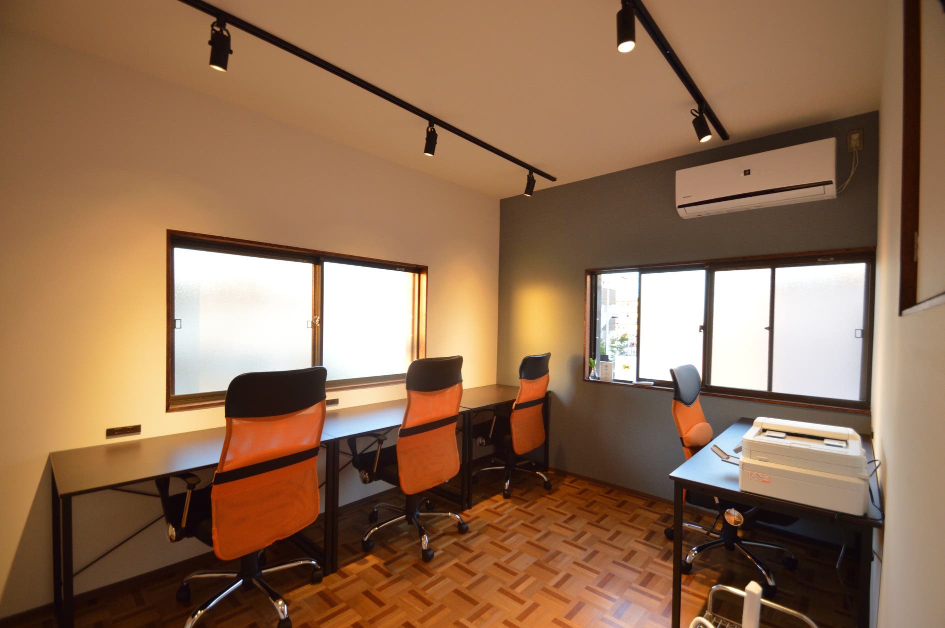 仕事や作業に適した、オフィスタイプのレンタルスペースの写真1