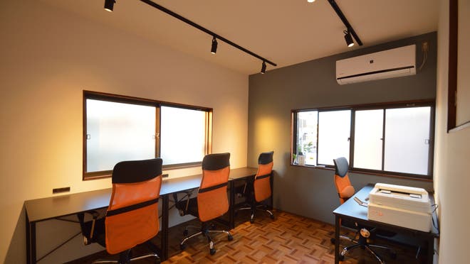 仕事や作業に適した、オフィスタイプのレンタルスペースの写真1