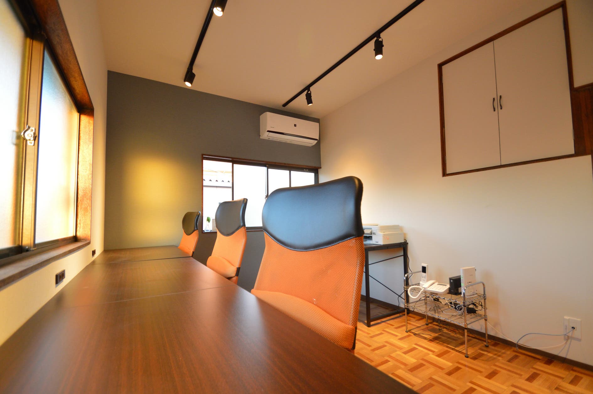 仕事や作業に適した、オフィスタイプのレンタルスペースの写真2