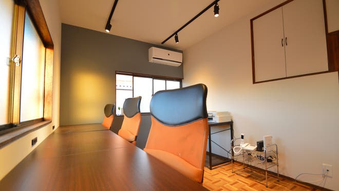 仕事や作業に適した、オフィスタイプのレンタルスペースの写真2