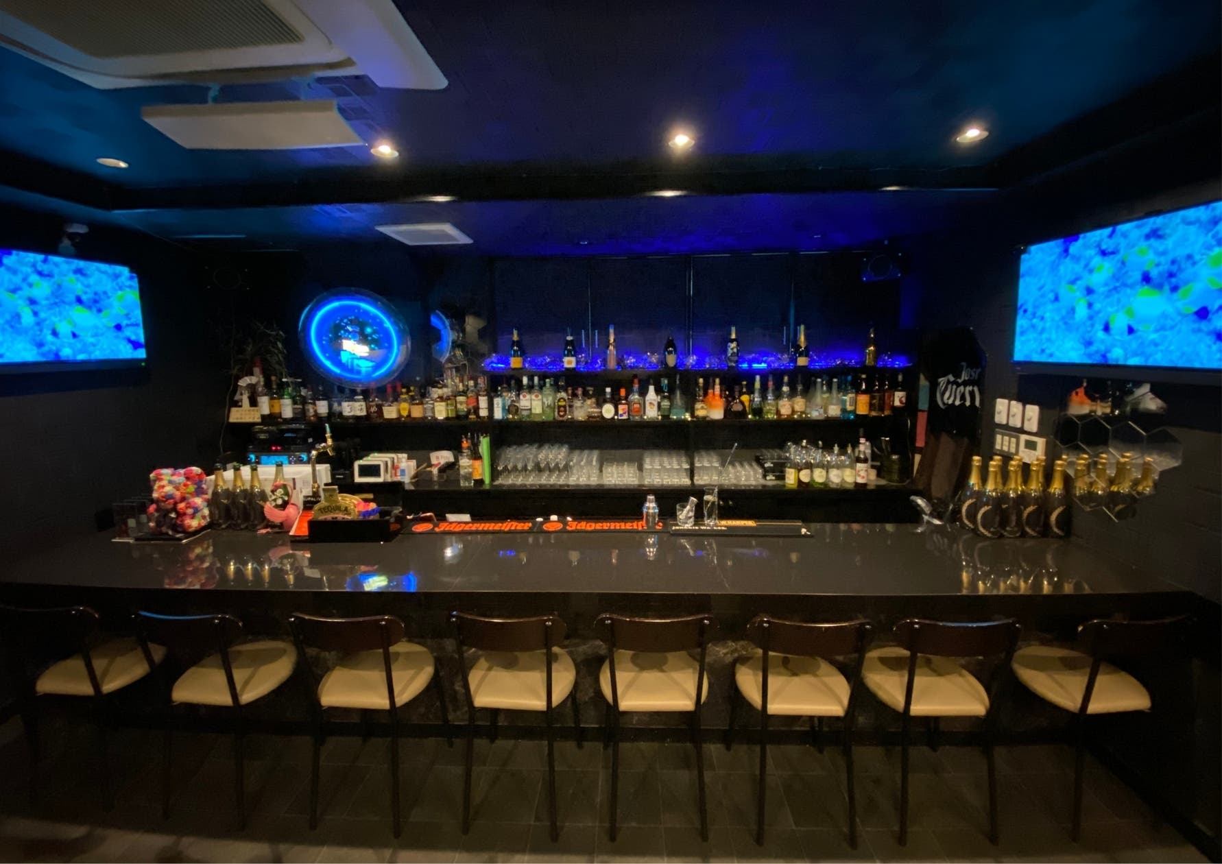 BAR完全貸切/セルフ飲み放題880円/カラオケ・ダーツ無料/結婚式２次会/誕生日会/Bar TK 心斎橋の写真2