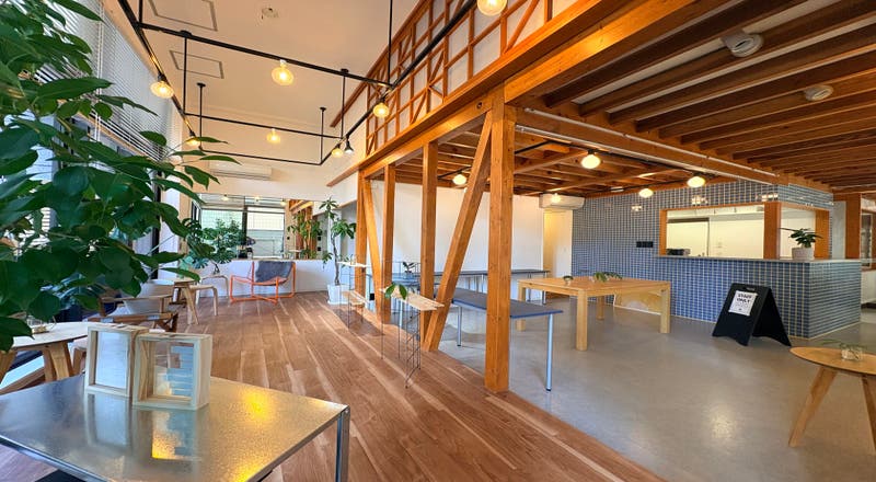 【日本橋室町】青いタイルカウンターと吹き抜けのカフェ空間／展示会・撮影・ワークショップ・交流会にも