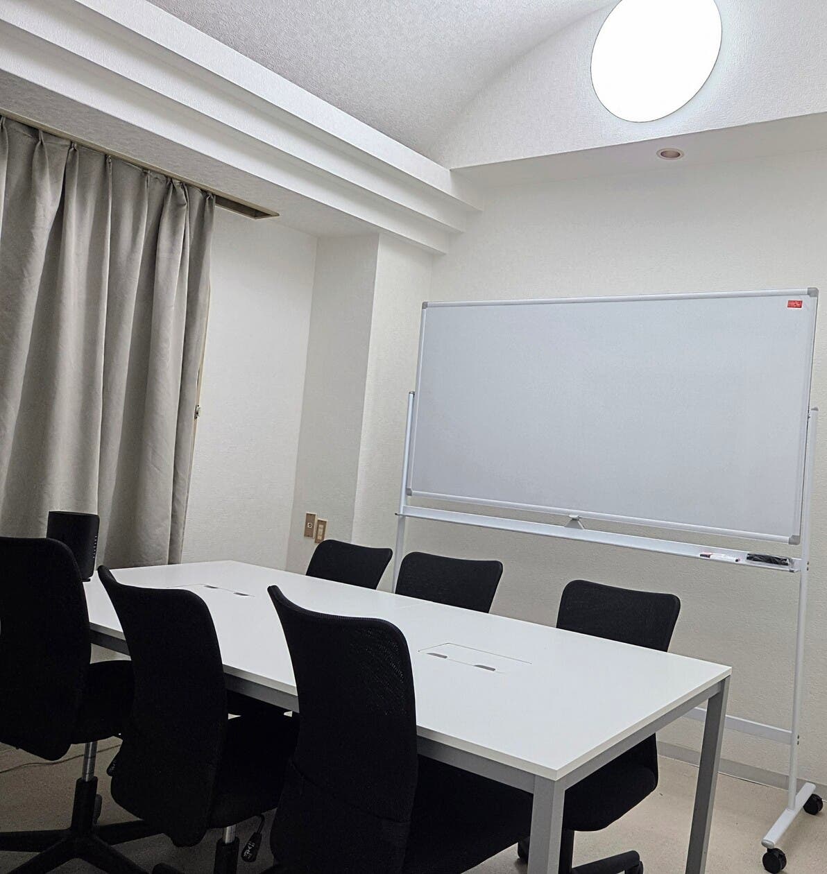 南浦和から徒歩1分の貸し会議室の写真1