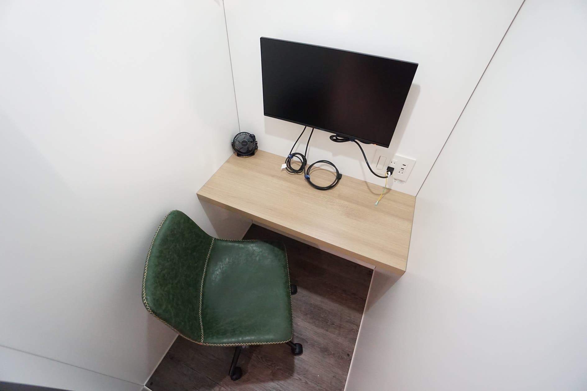 ＜SoloWork中目黒駅前No.2＞駅徒歩1分🚃完全個室🚪光Wi-Fi📶電源🔌テレワーク/ZOOM/面接/自習/作業の写真1